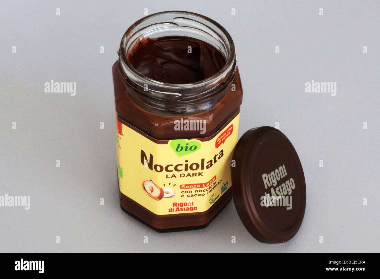 Nocciolata La Dark organic hazelnut and cocoa spread by Rigoni di ...