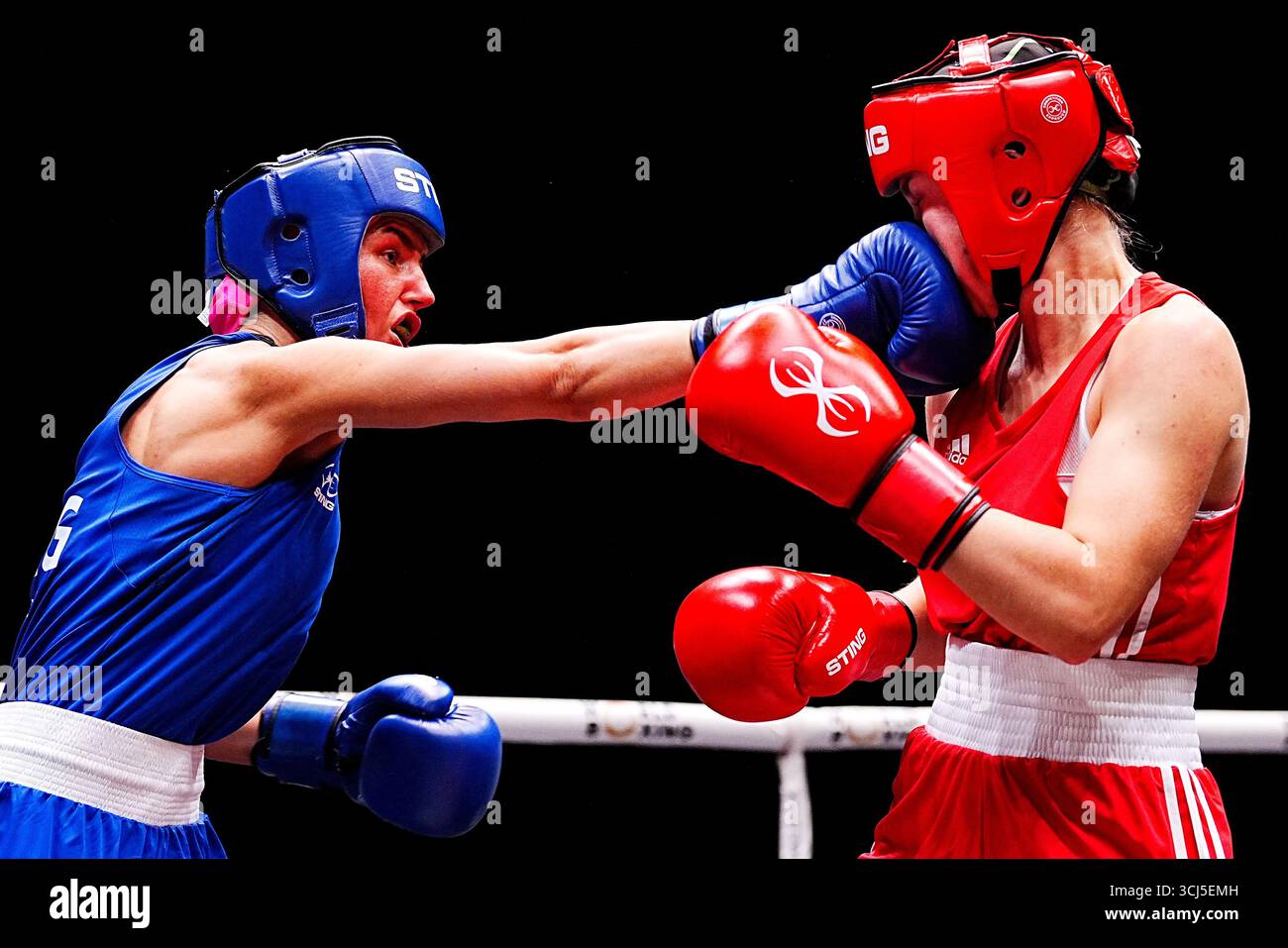 Elise Glynn (left) lands a punch during their round of 32 bout against ...