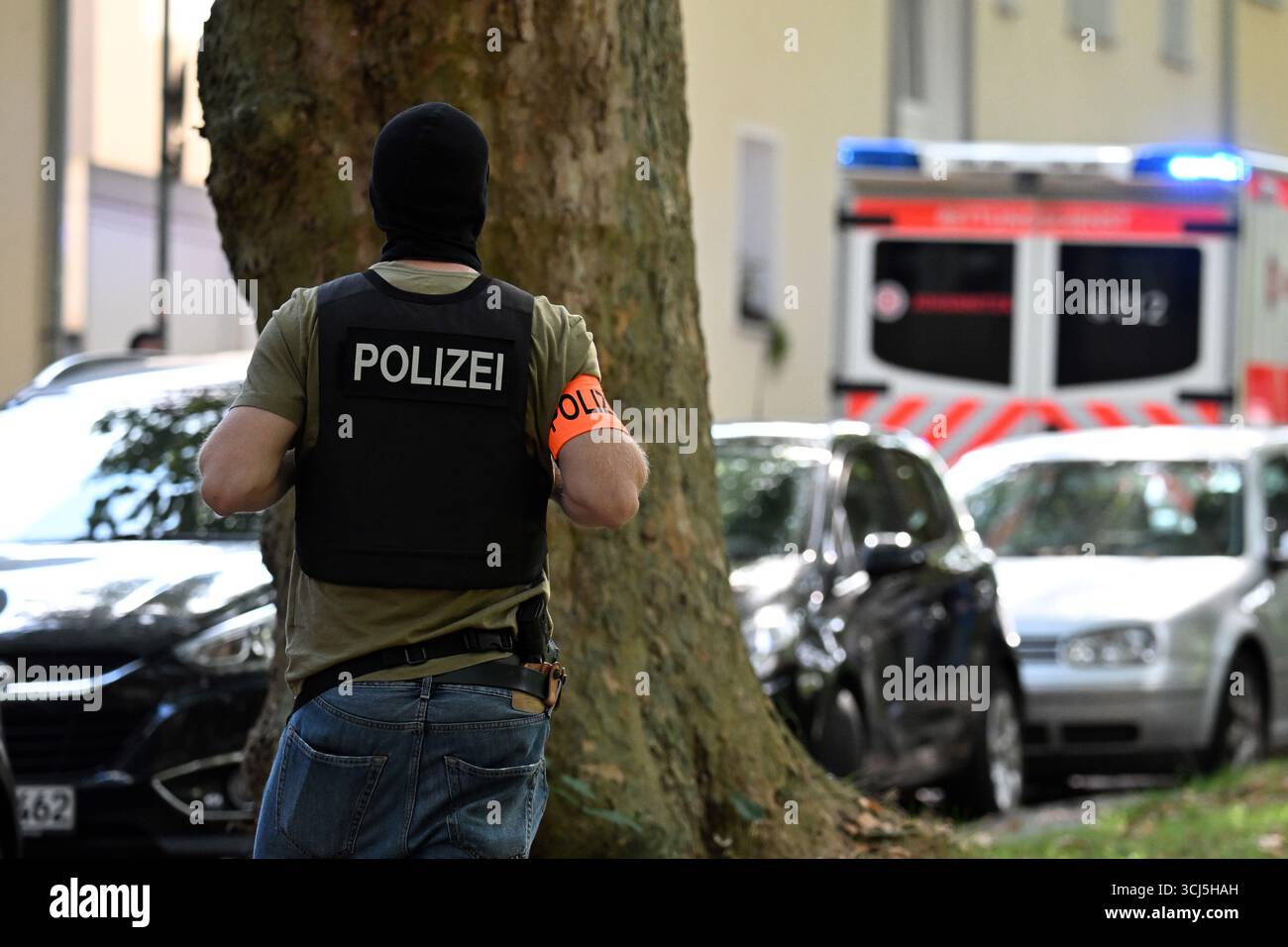 dpatop - 05 September 2025, North Rhine-Westphalia, Essen: A police ...
