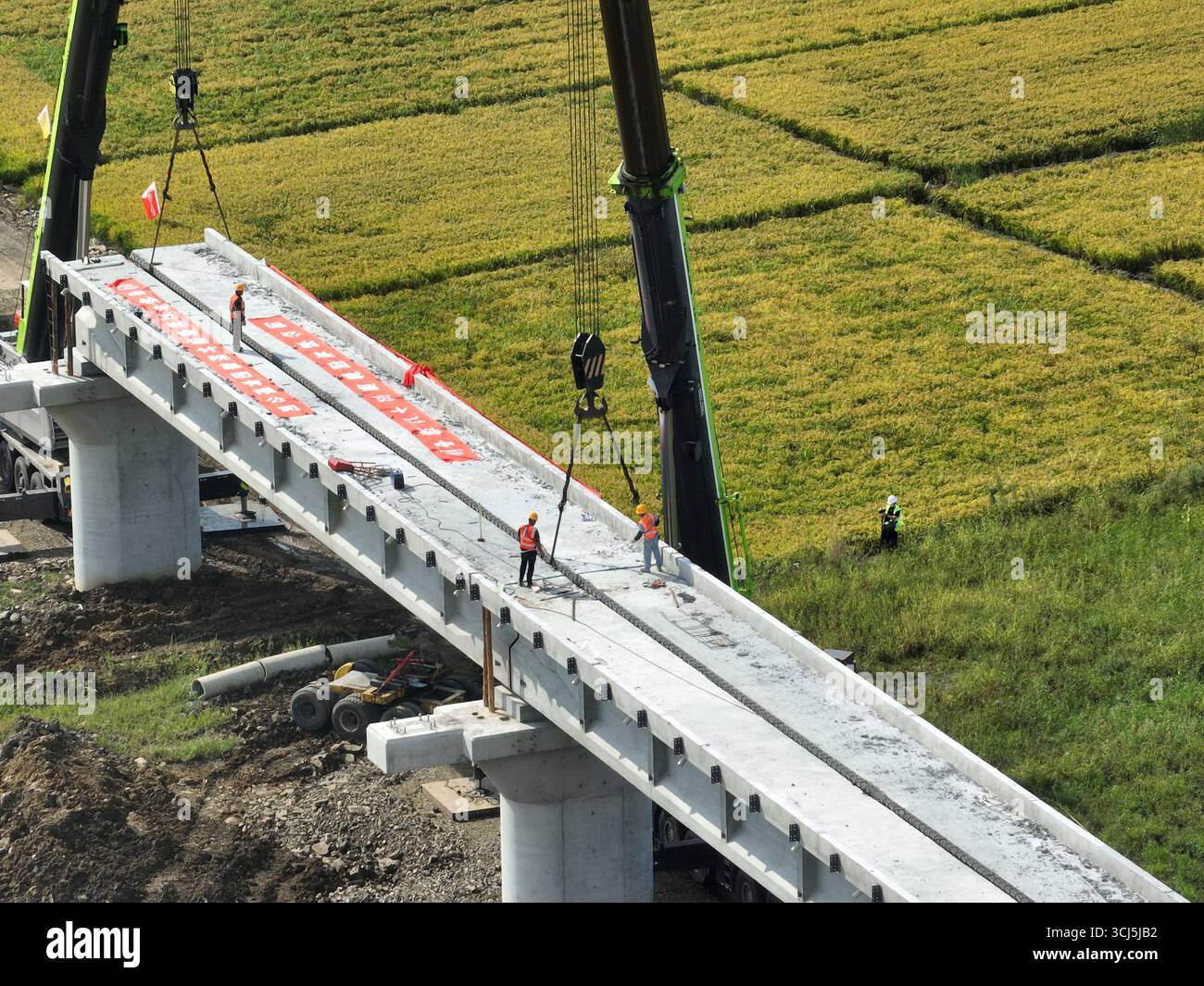(250905) -- TONGJIANG, Sept. 5, 2025 (Xinhua) -- An aerial drone photo ...