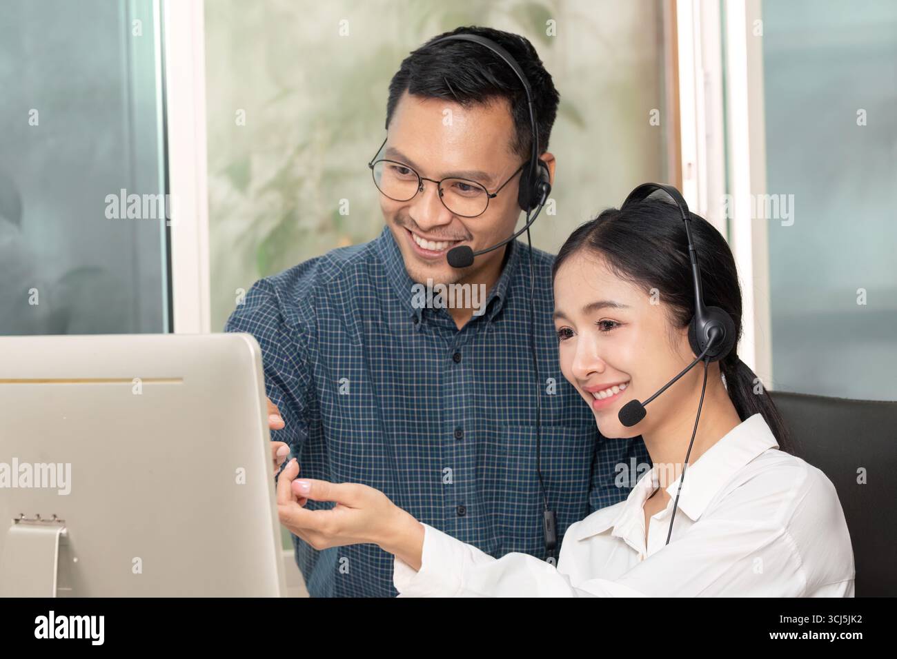 Support help collaborative team hi-res stock photography and images - Alamy