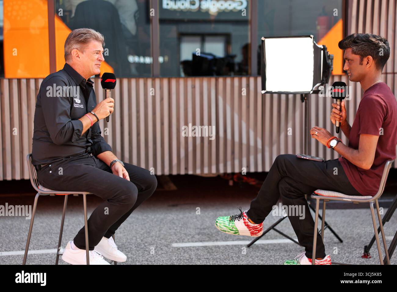 (L to R): Graeme Lowdon (GBR) Cadillac Formula 1 Team, Team Principal ...