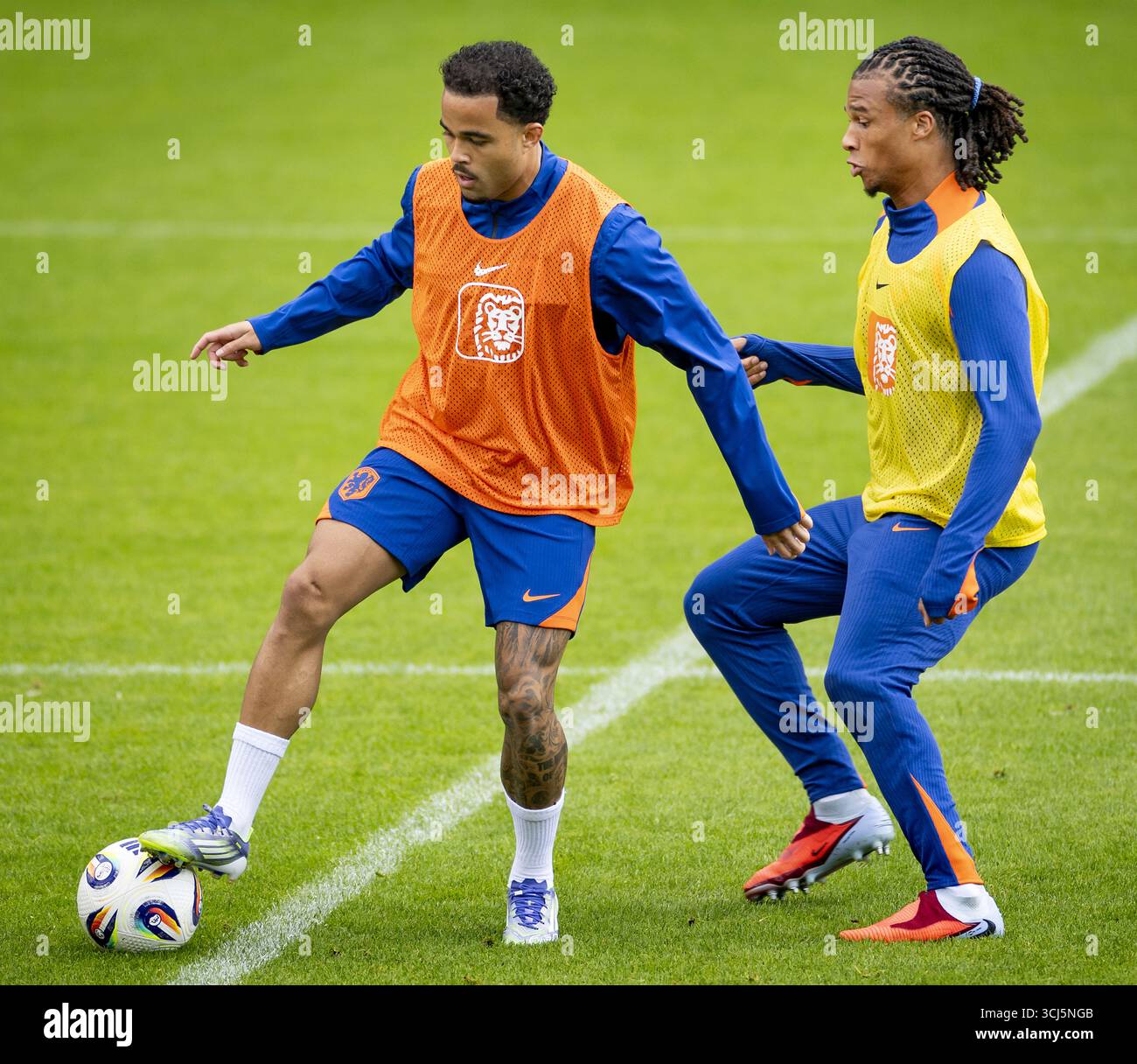 ZEIST - Justin Kluivert and Nathan Ake during a Dutch national team ...