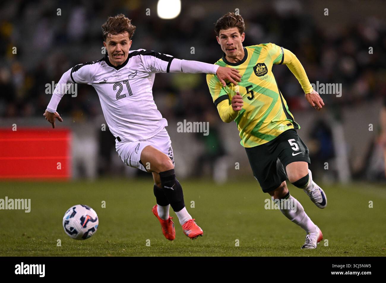 Jordan Bos of Australia fights for the ball with Callan Elliot of New ...