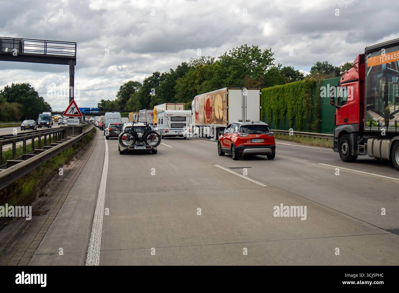 Deutschland 21.Aug.2025: Im Bild: Stau auf einer deutschen Autobahn mit ...