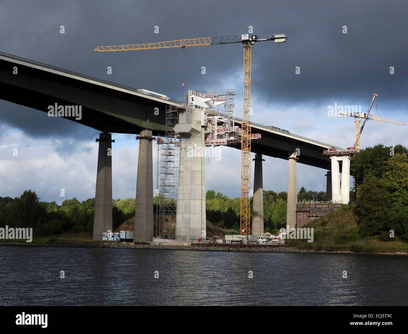 cntv Schiffe im Kanal Baustelle der neuen A7 Bruecke über den Nord Ostsee Kanal die sogenannte ...