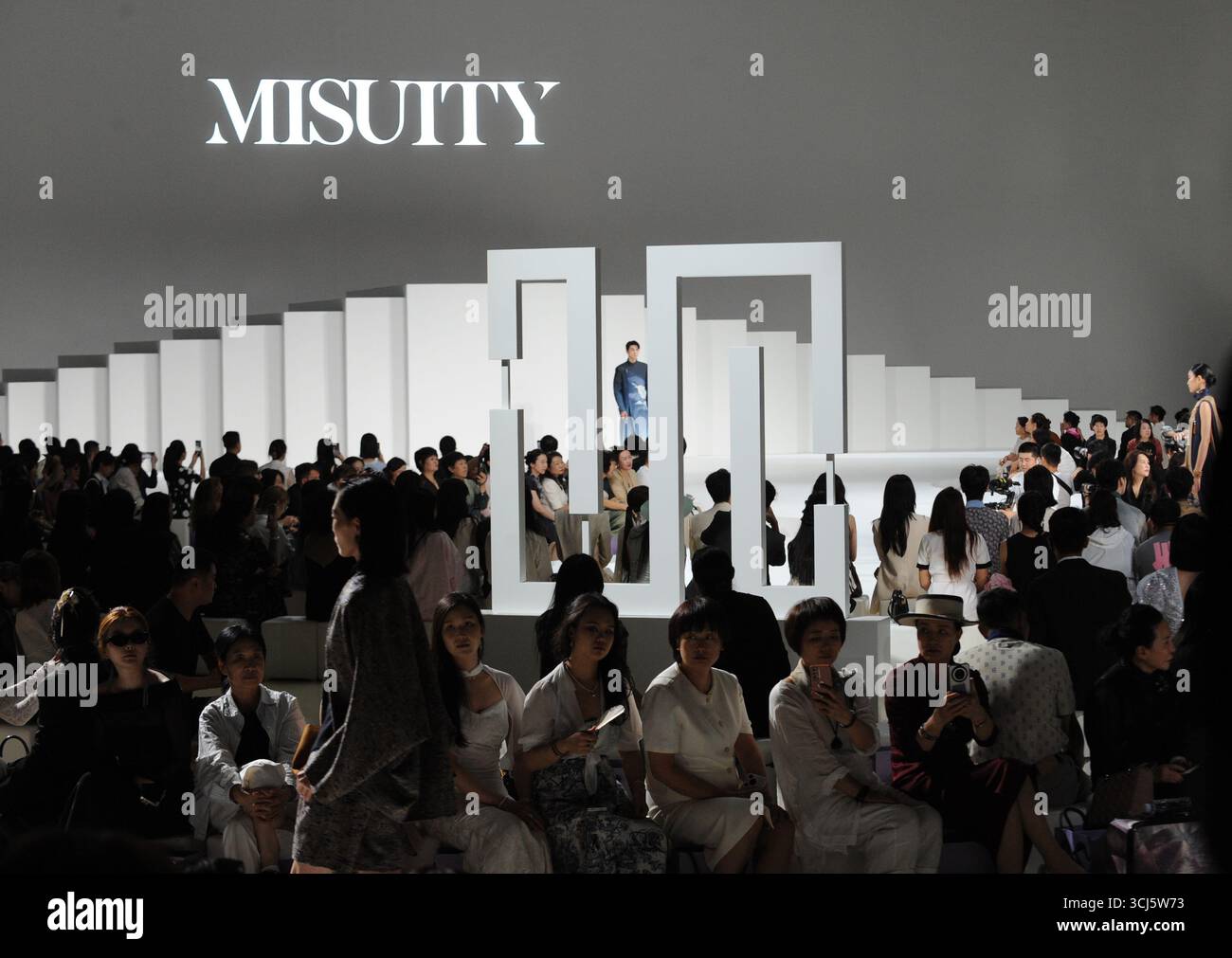(250905) -- BEIJING, Sept. 5, 2025 (Xinhua) -- Models present creations ...