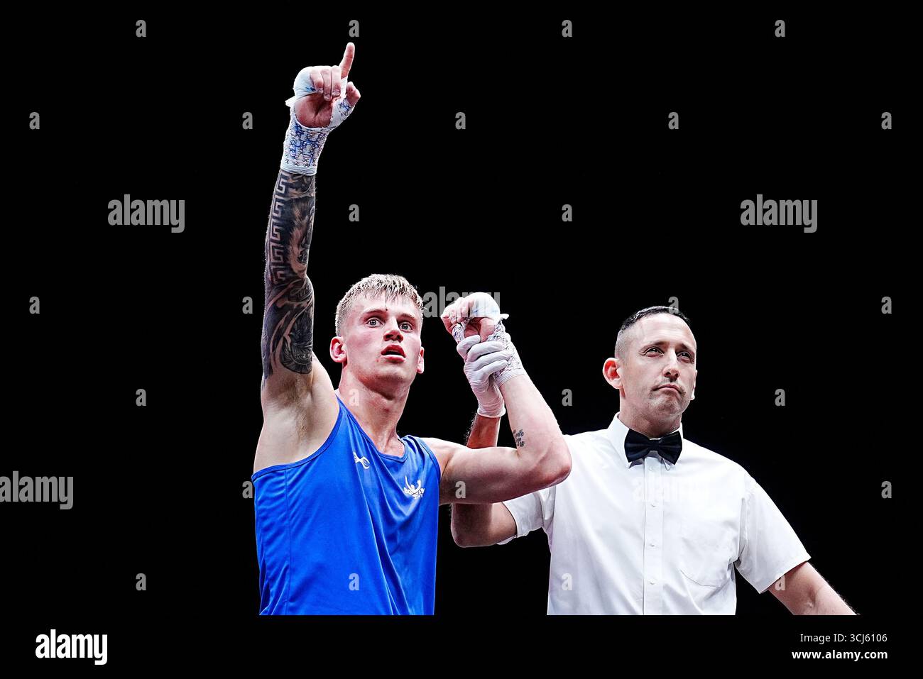 Alan Perrie (left) wins their round of 32 bout against Soma Mester on ...