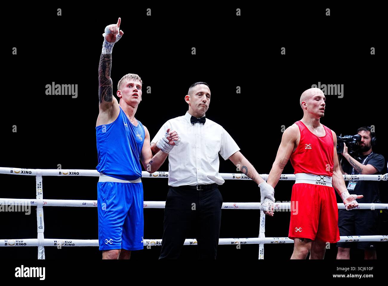 Alan Perrie (left) wins their round of 32 bout against Soma Mester on ...