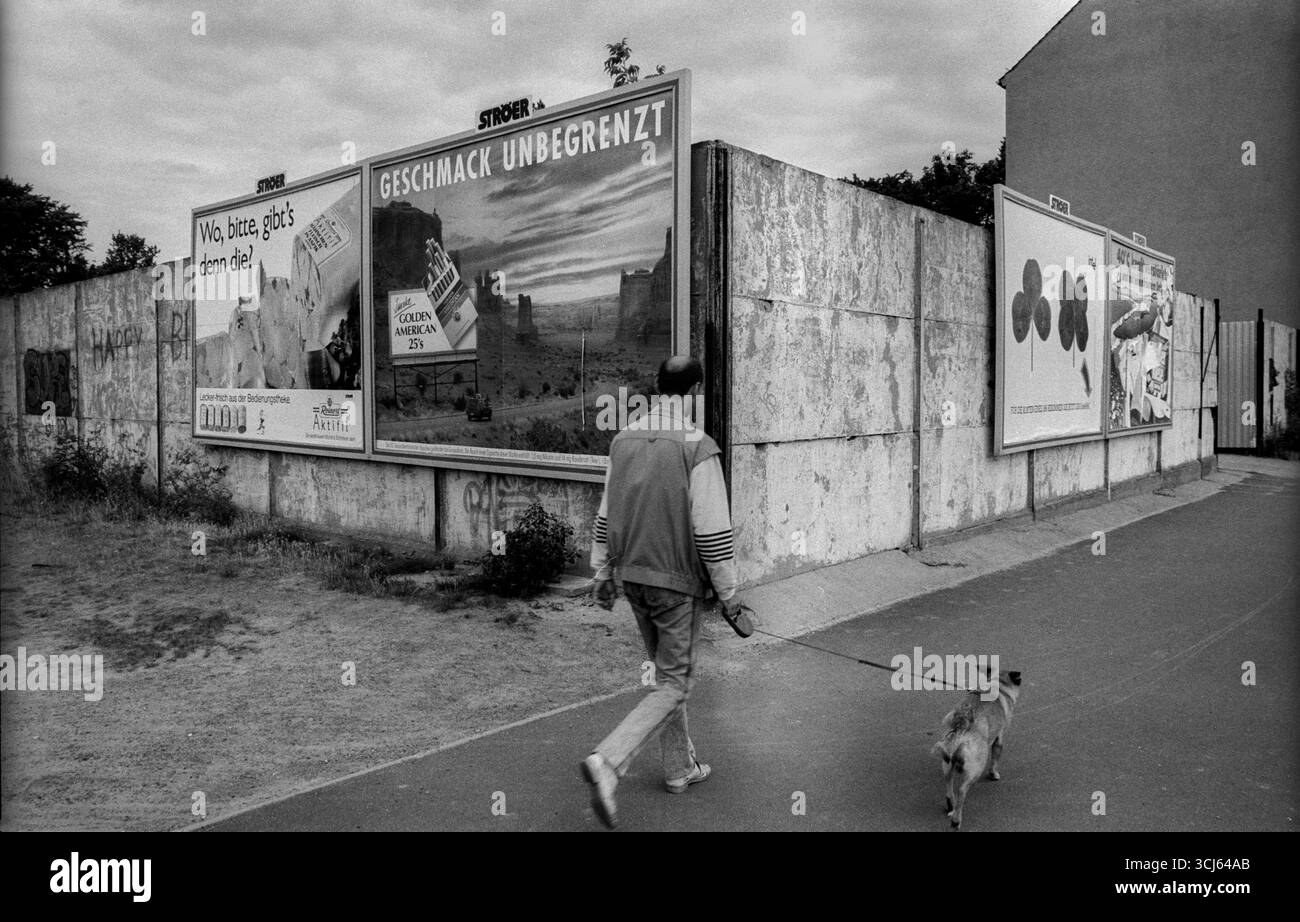 WestWerbung Deutschland, Berlin, 14.07.1992, Werbetafeln am Mauerrest ...