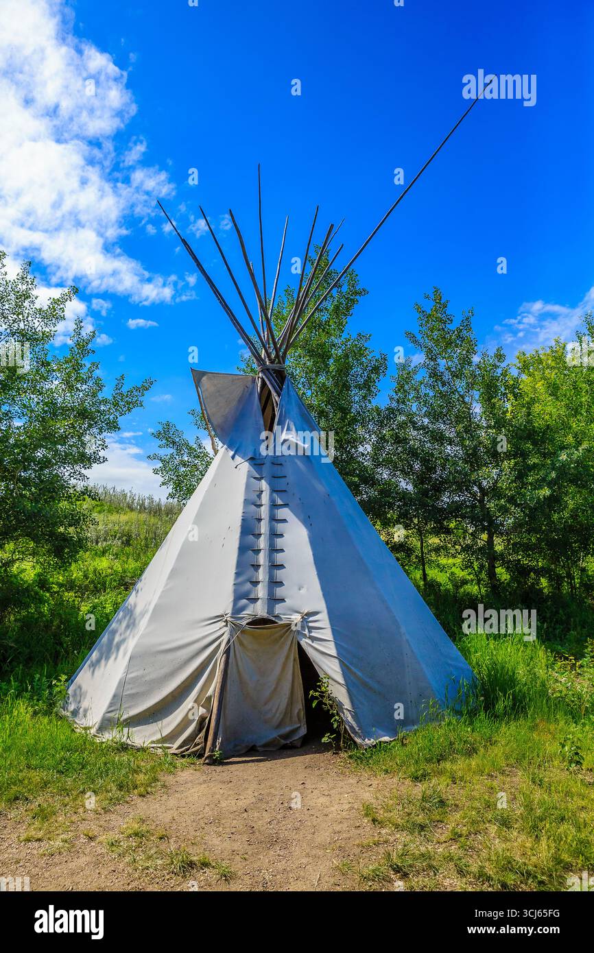 Tipis on display at the Wanuskewin Heritage Park in Saskatoon, Canada ...
