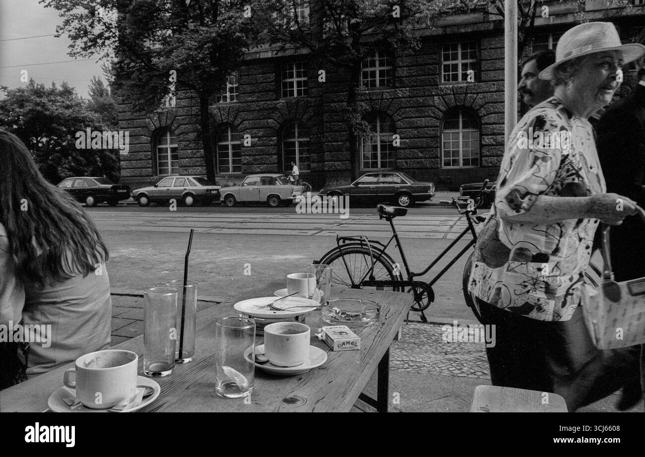 Straßenszene Deutschland, Berlin, 17.07.1992, Kaffeetisch vor, Bar ...