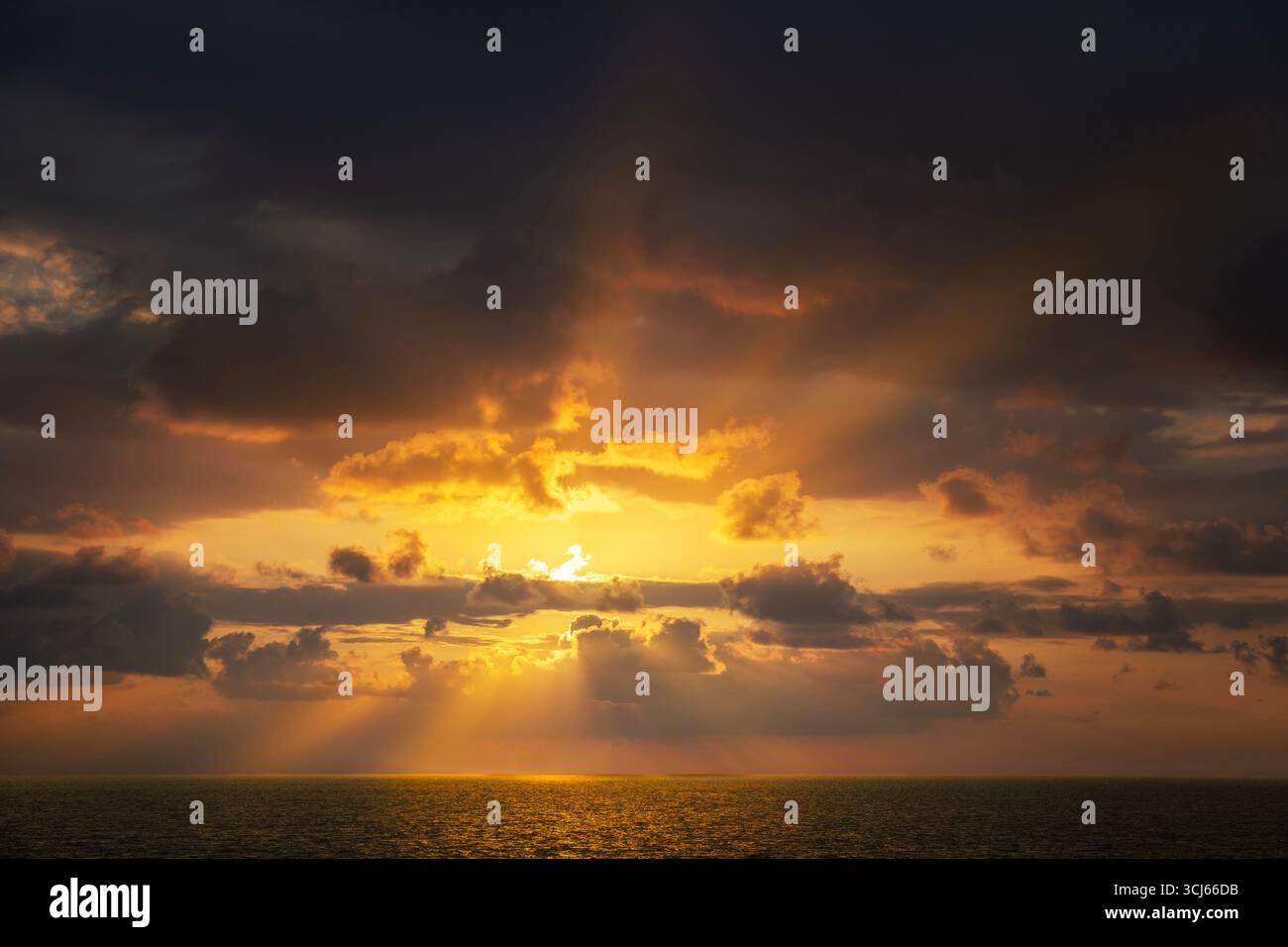 Sunset view over ocean colorful hi-res stock photography and images - Alamy
