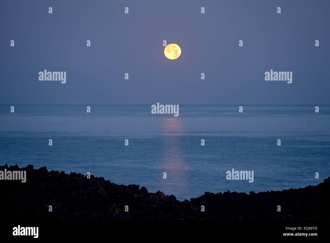 Full moon set over ocean. Hawaii, The Big Island Stock Photo - Alamy