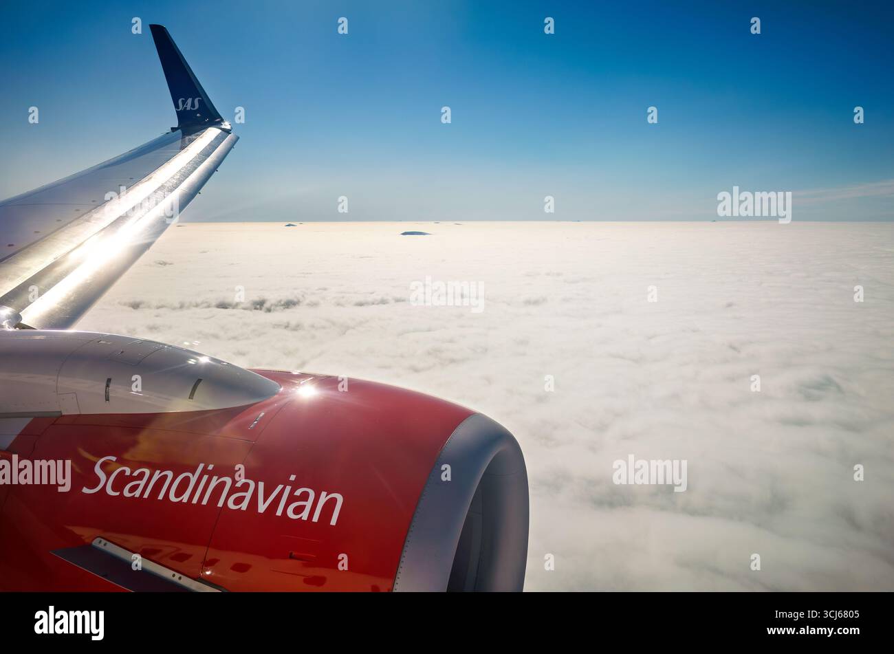 Scandinavian airline system flight hi-res stock photography and images ...