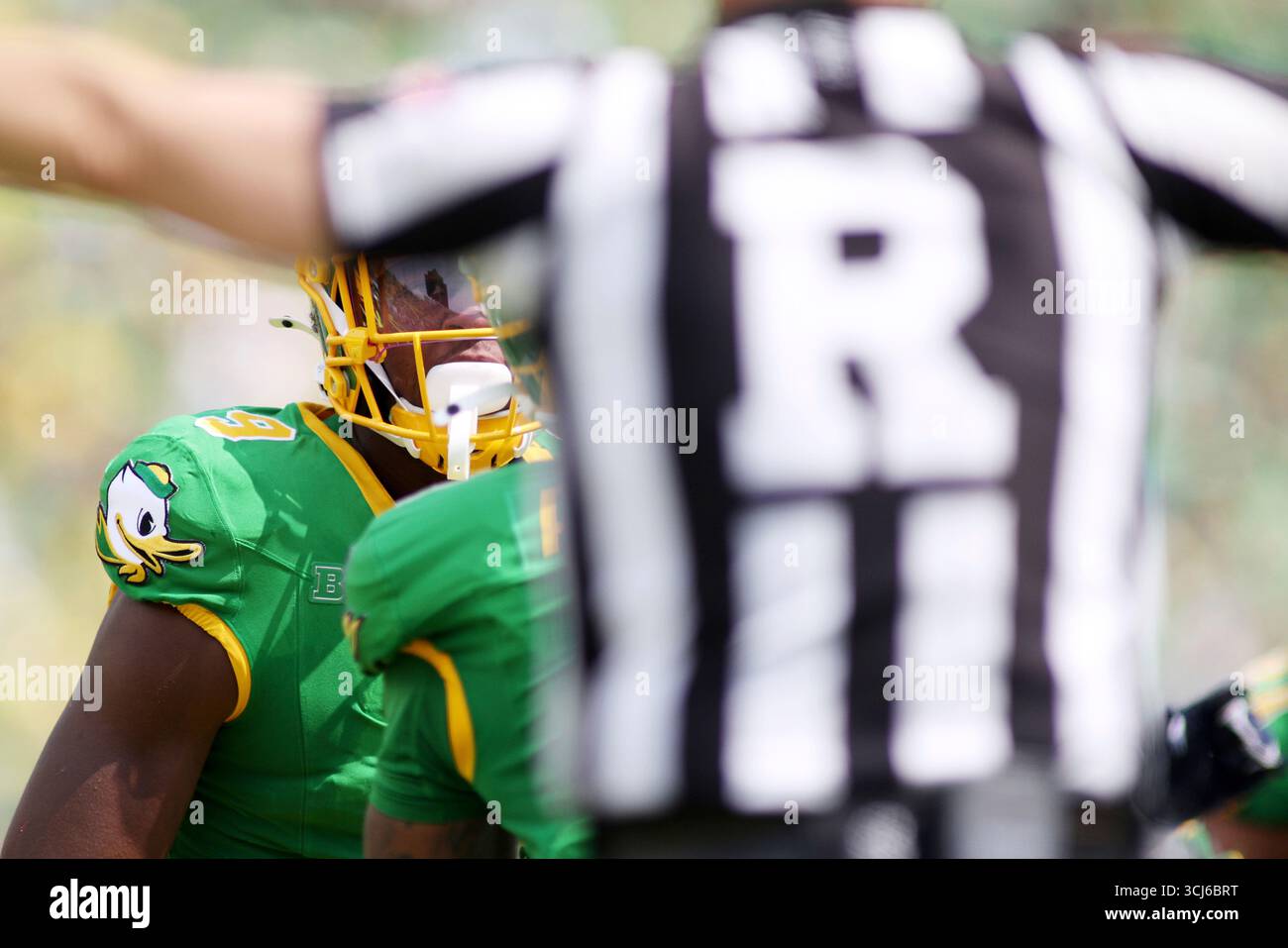 Oregon linebacker Blake Purchase (9) reacts to a referee's call during ...