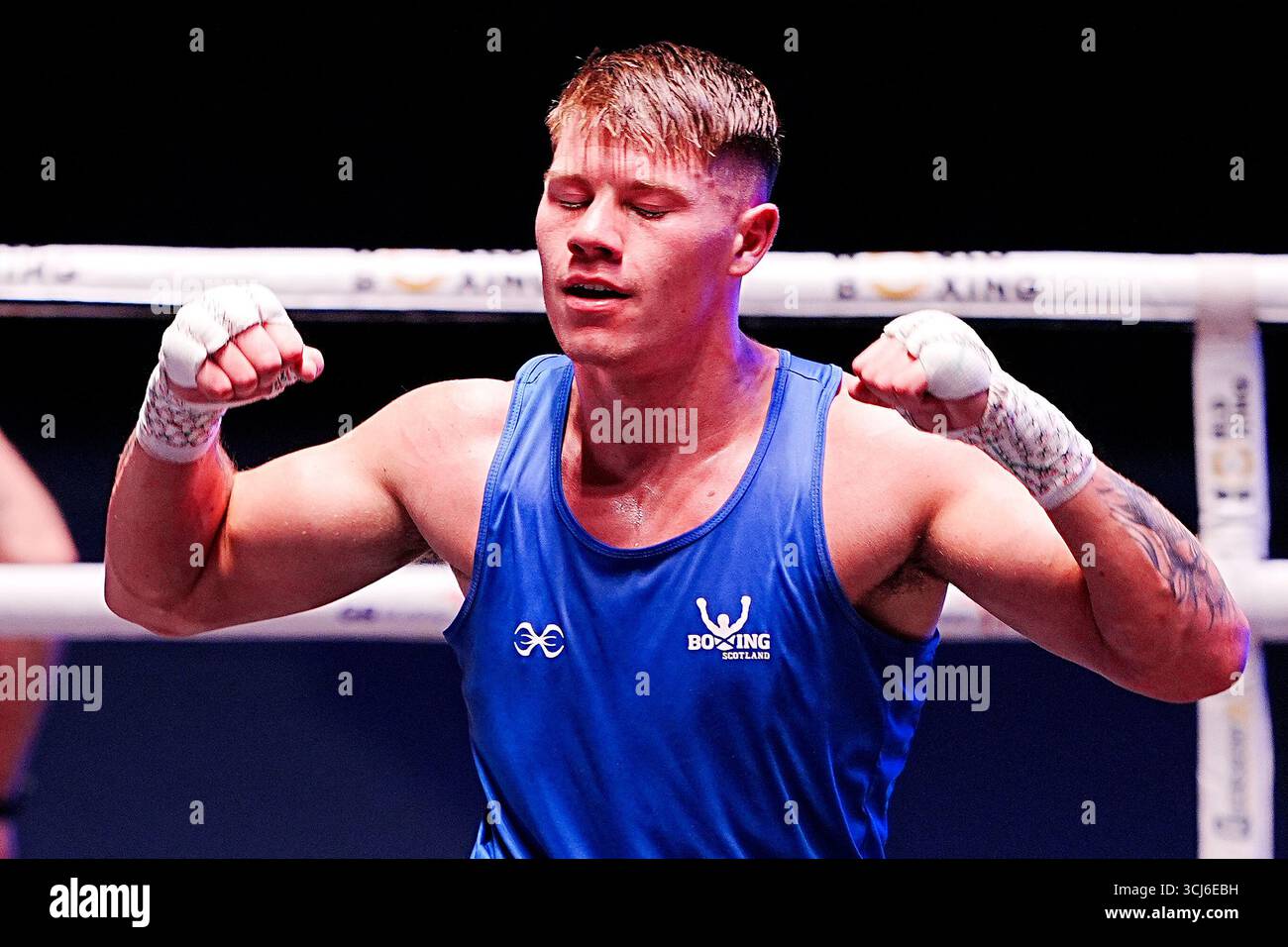 Robert McNulty celebrates winning their bout against Darius Voisnarovic ...