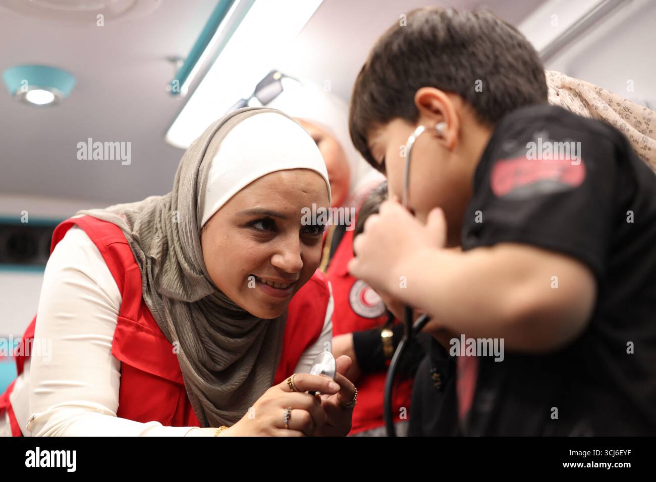 Syrian Arab Red Crescent volunteers conduct first aid training for ...