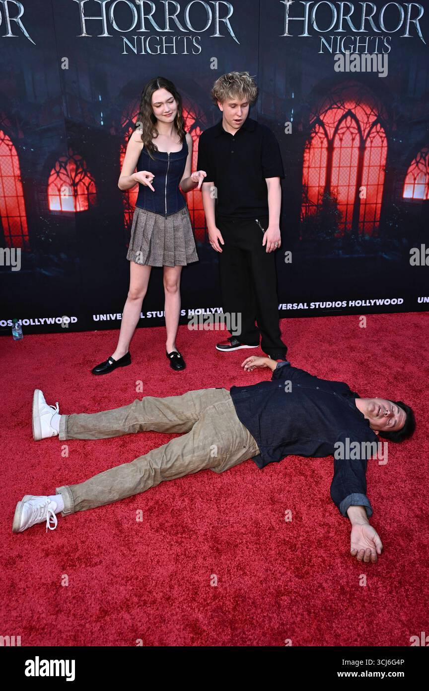 Ruby Marino, Luke Busey und Ken Marino bei der Eröffnung der Halloween ...