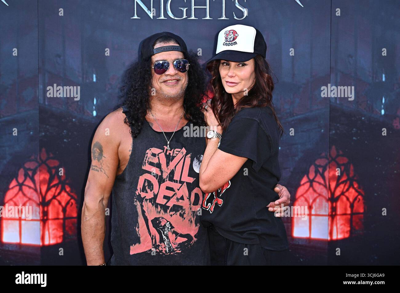 Slash mit Partnerin Meegan Hodges bei der Eröffnung der Halloween ...