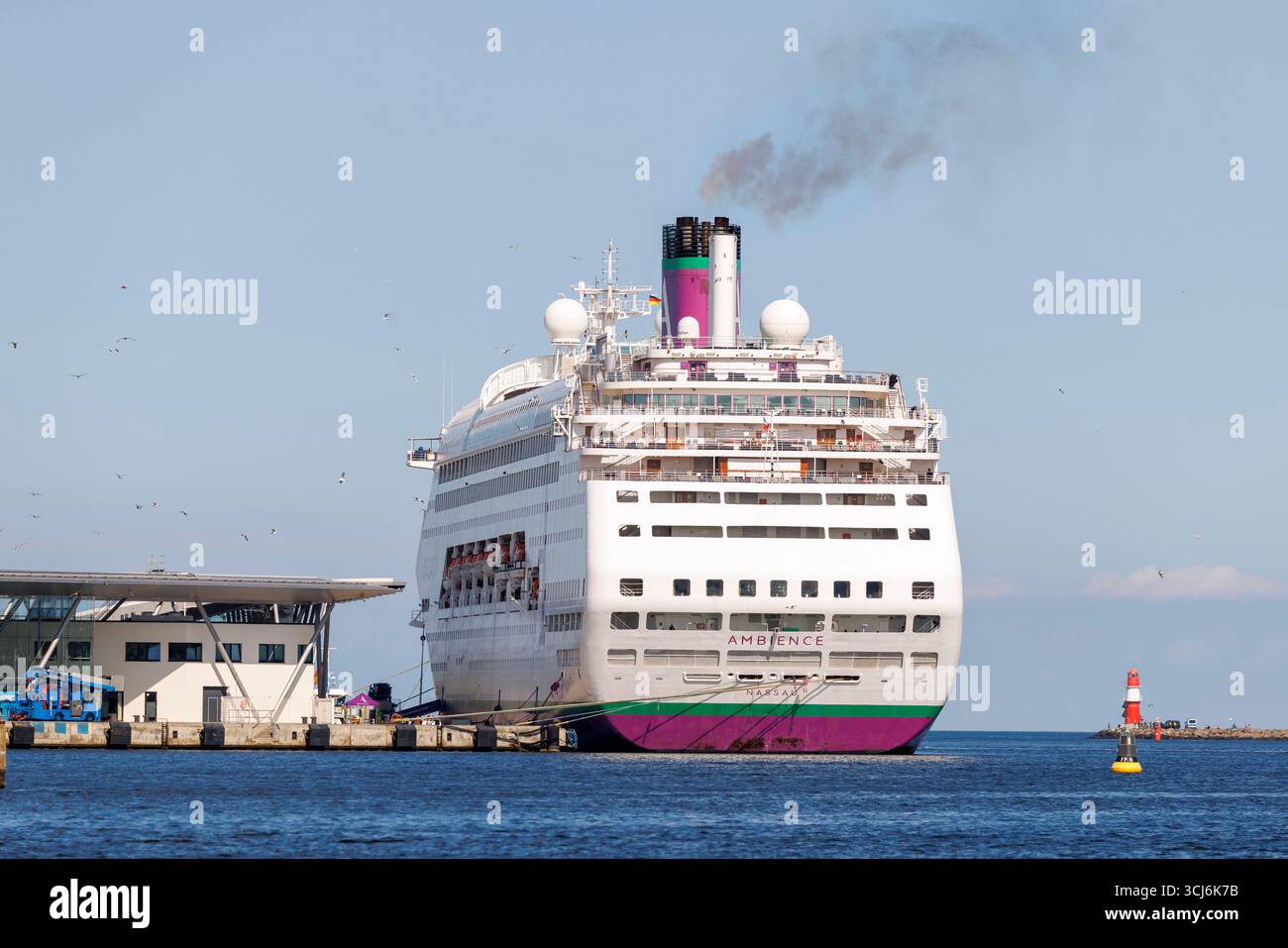 Das Kreuzfahrtschiff Ambience von Ambassador Cruise Line. Rostock, 04. ...