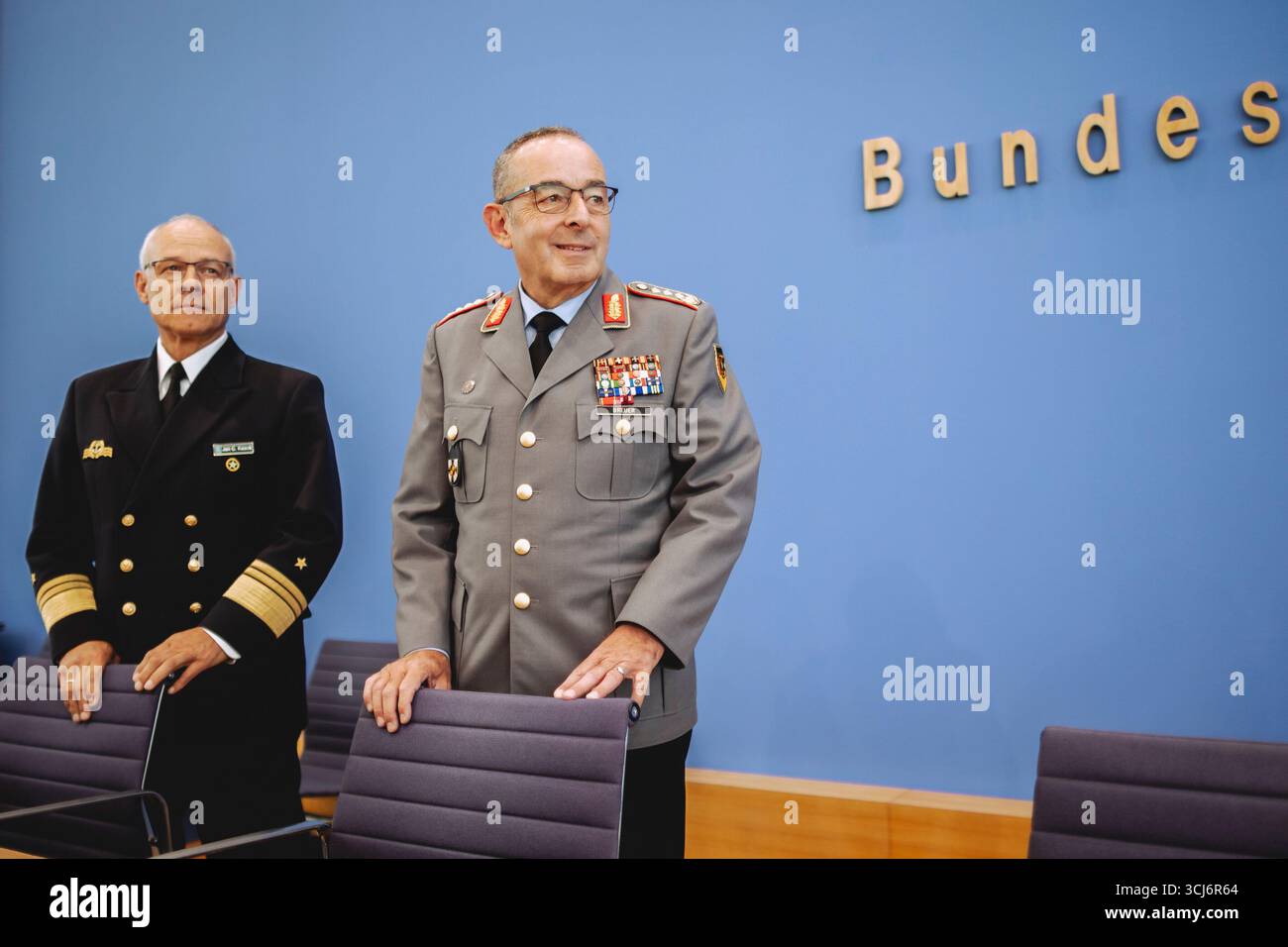 (RL) Carsten Breuer, Inspector General of the Bundeswehr, and Admiral ...