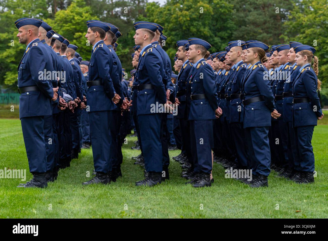 Weibliche offiziere luftwaffe hi-res stock photography and images - Alamy