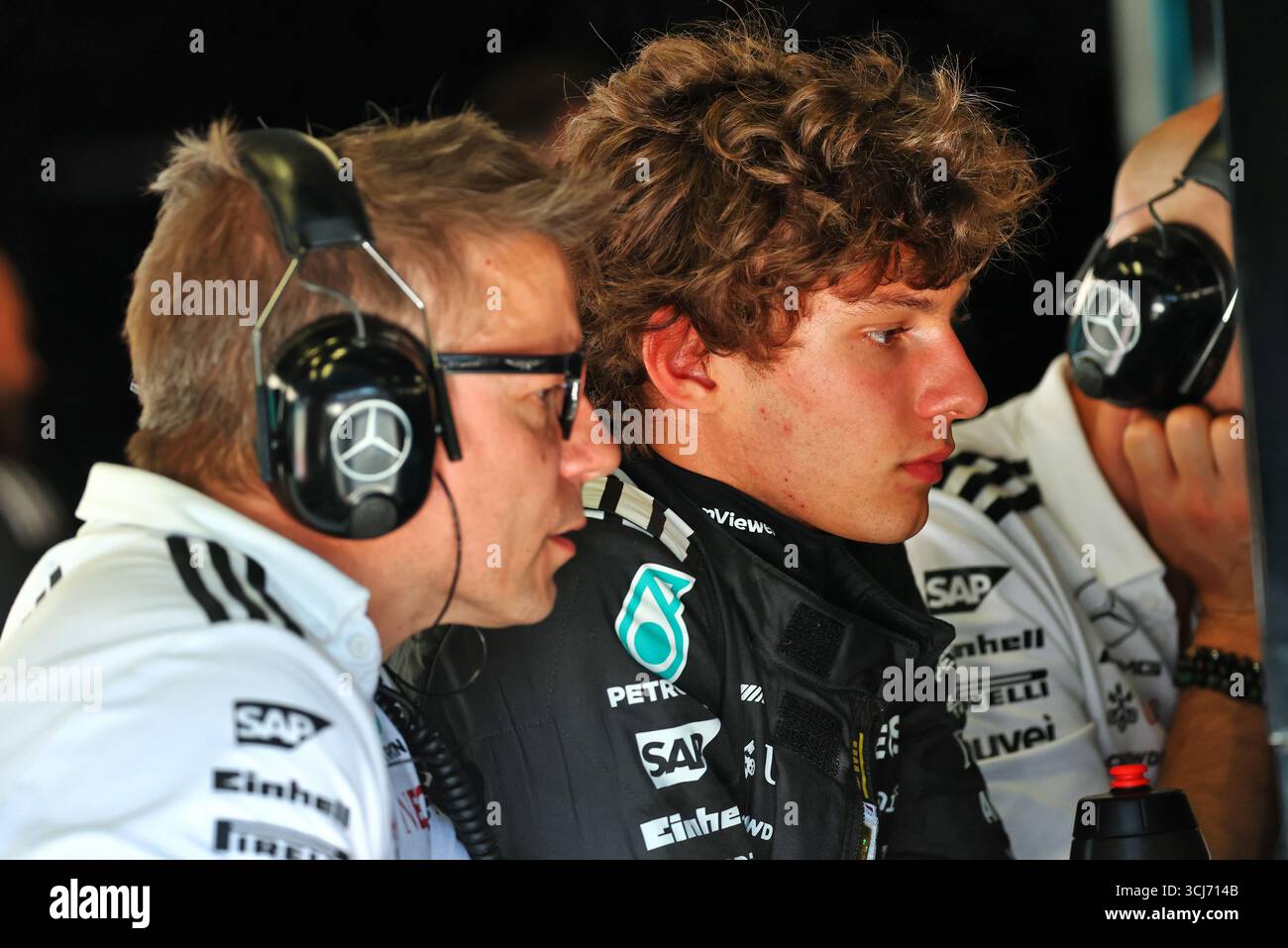 (L to R): Peter Bonnington (GBR) Mercedes AMG F1 Race Engineer with ...