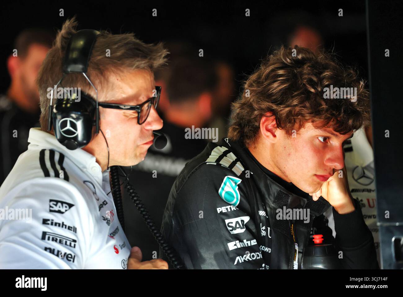 (L to R): Peter Bonnington (GBR) Mercedes AMG F1 Race Engineer with ...