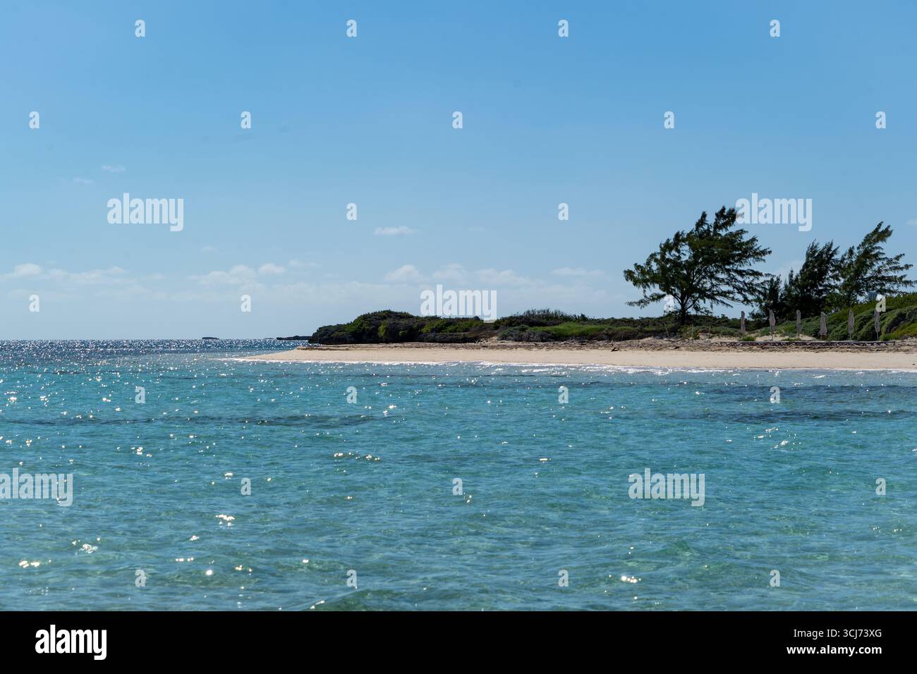 Tropical beach sea waves turquoise hi-res stock photography and images ...