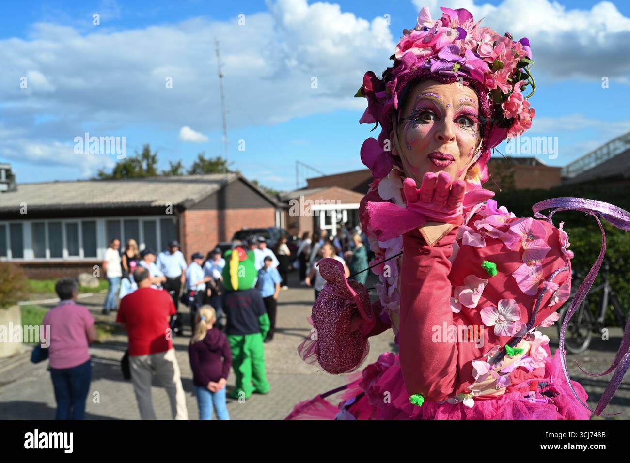 05 September 2025, Lower Saxony, Wiesmoor: A stilt walker stands in ...