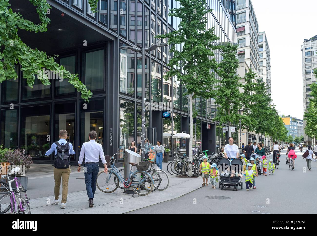 Moderne Architektur, Passanten, neuer Stadteil Quartier Europallee ...