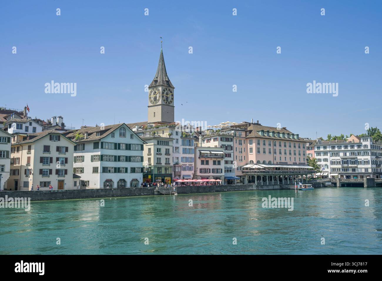 Stadtpanorama, Altstadt links der Limmat mit Kirche St. Peter, Fluß Limmat, Zürich, Schweiz ...