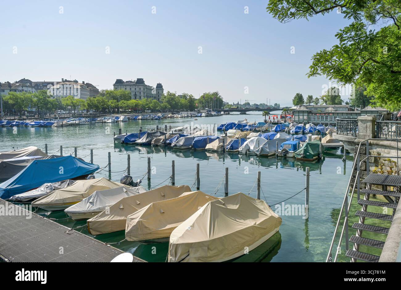 Bootsanleger, Boote, Frauenbad Stadthausquai, Fluß Limmat, Zürich ...