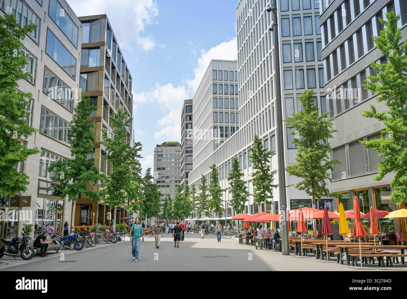 Moderne Architektur, Passanten, neuer Stadteil Quartier Europallee ...