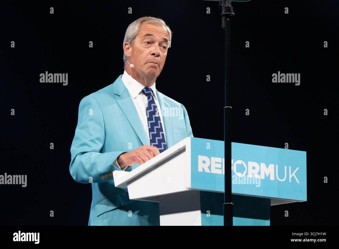 Nigel Farage changes into blue Reform suit for second speech of the day ...