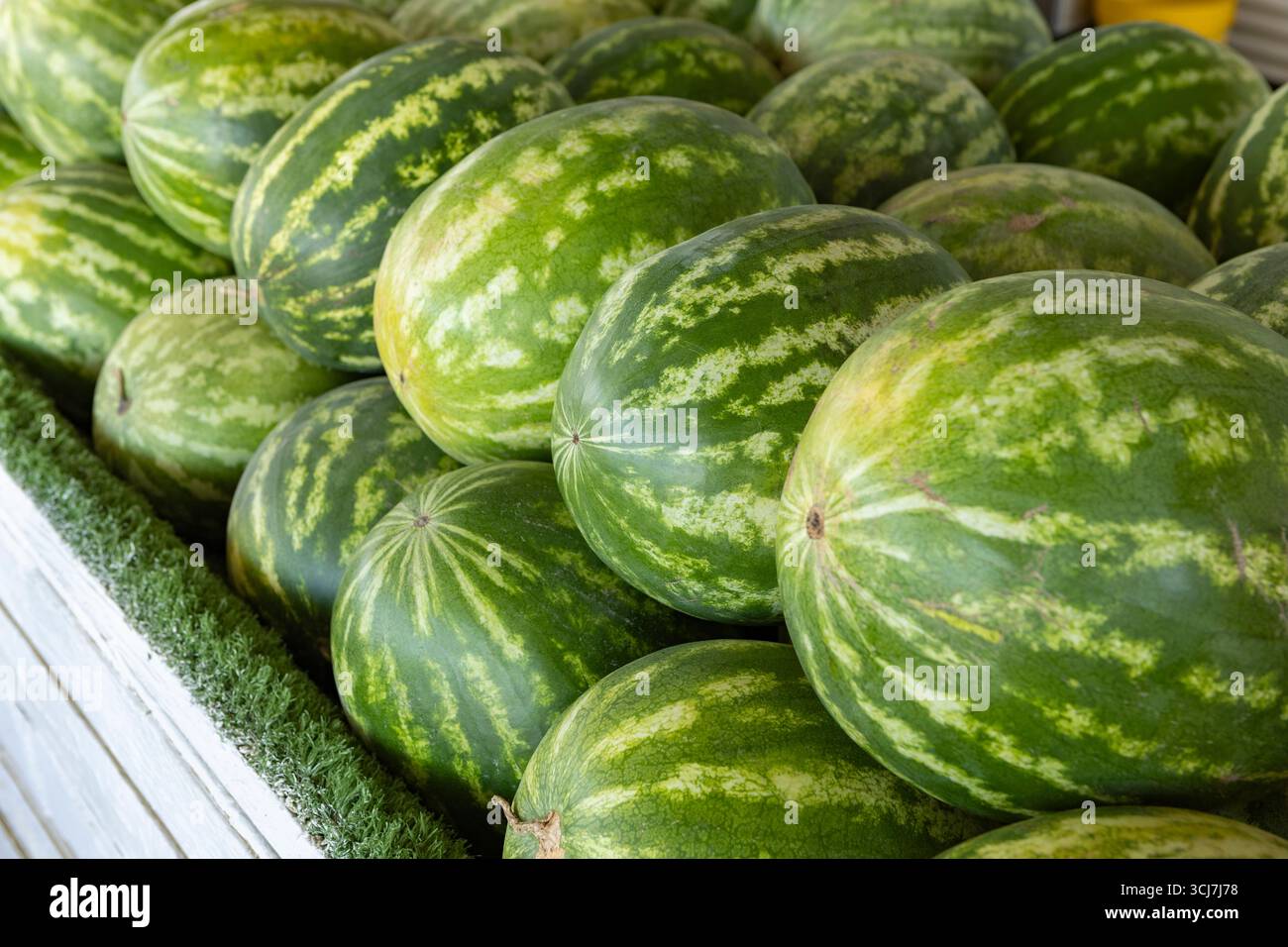 Sweet, fresh watermelons at a farmers market Stock Photo - Alamy
