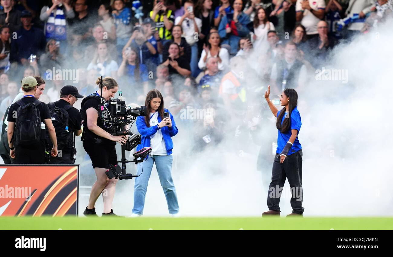 Chelsea's record singing Alyssa Thompson waves to the fans before the ...