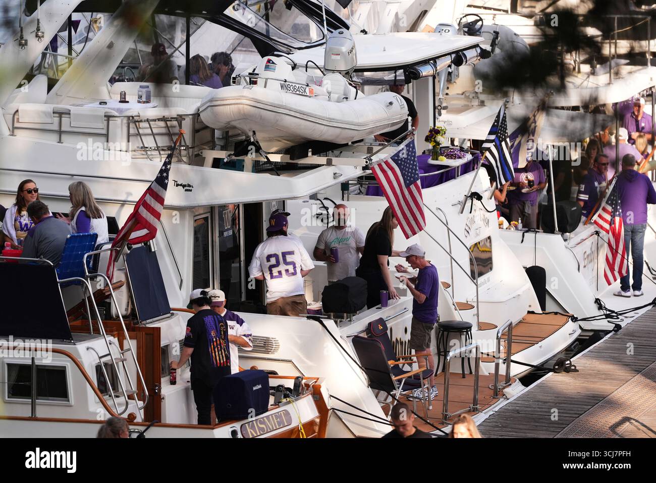 Washington fans tailgate on boats, known as "sailgating," on Lake ...