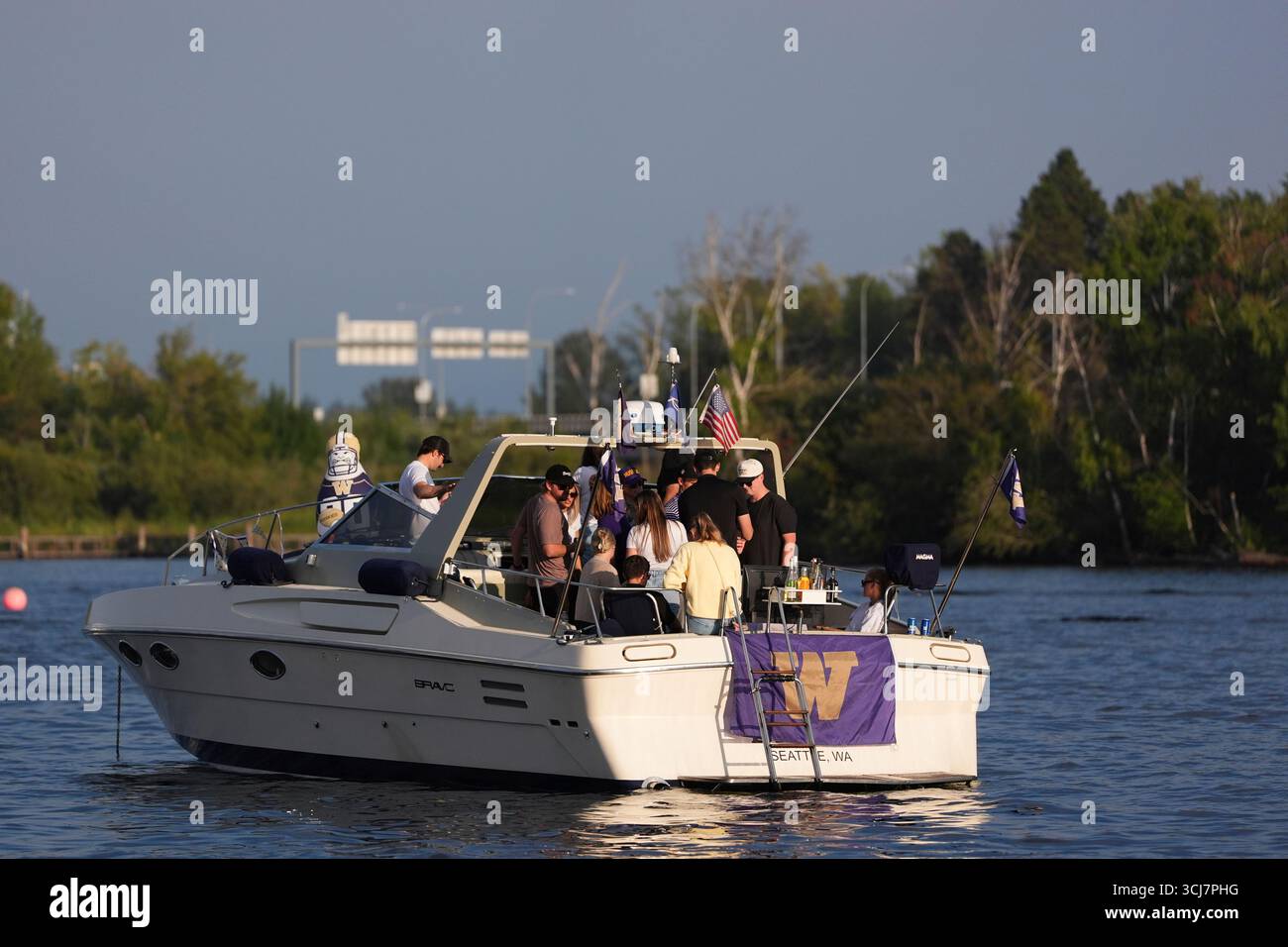 Washington fans tailgate on boats, known as "sailgating," on Lake ...