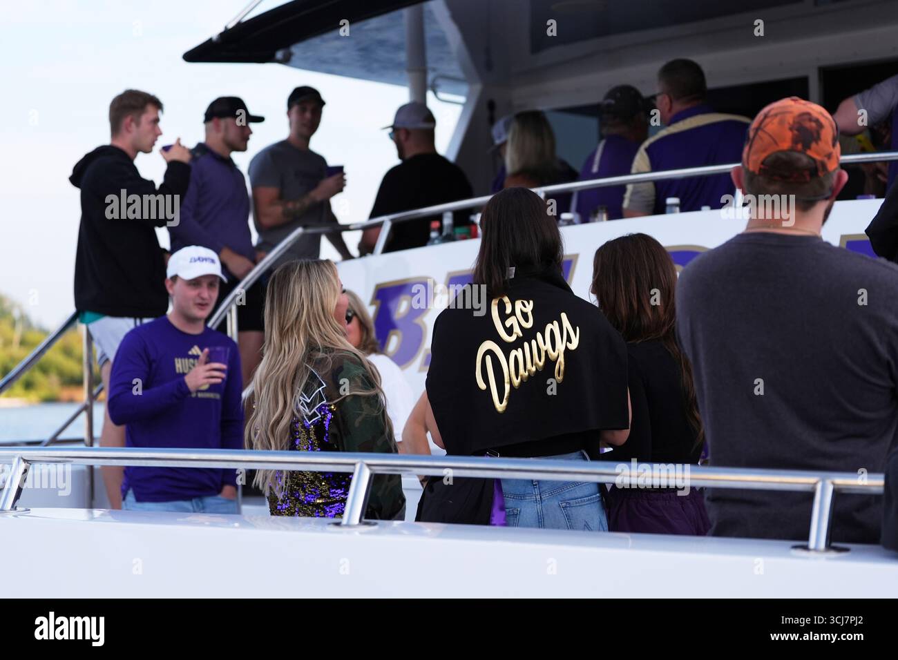 Washington fans tailgate on boats, known as "sailgating," on Lake ...
