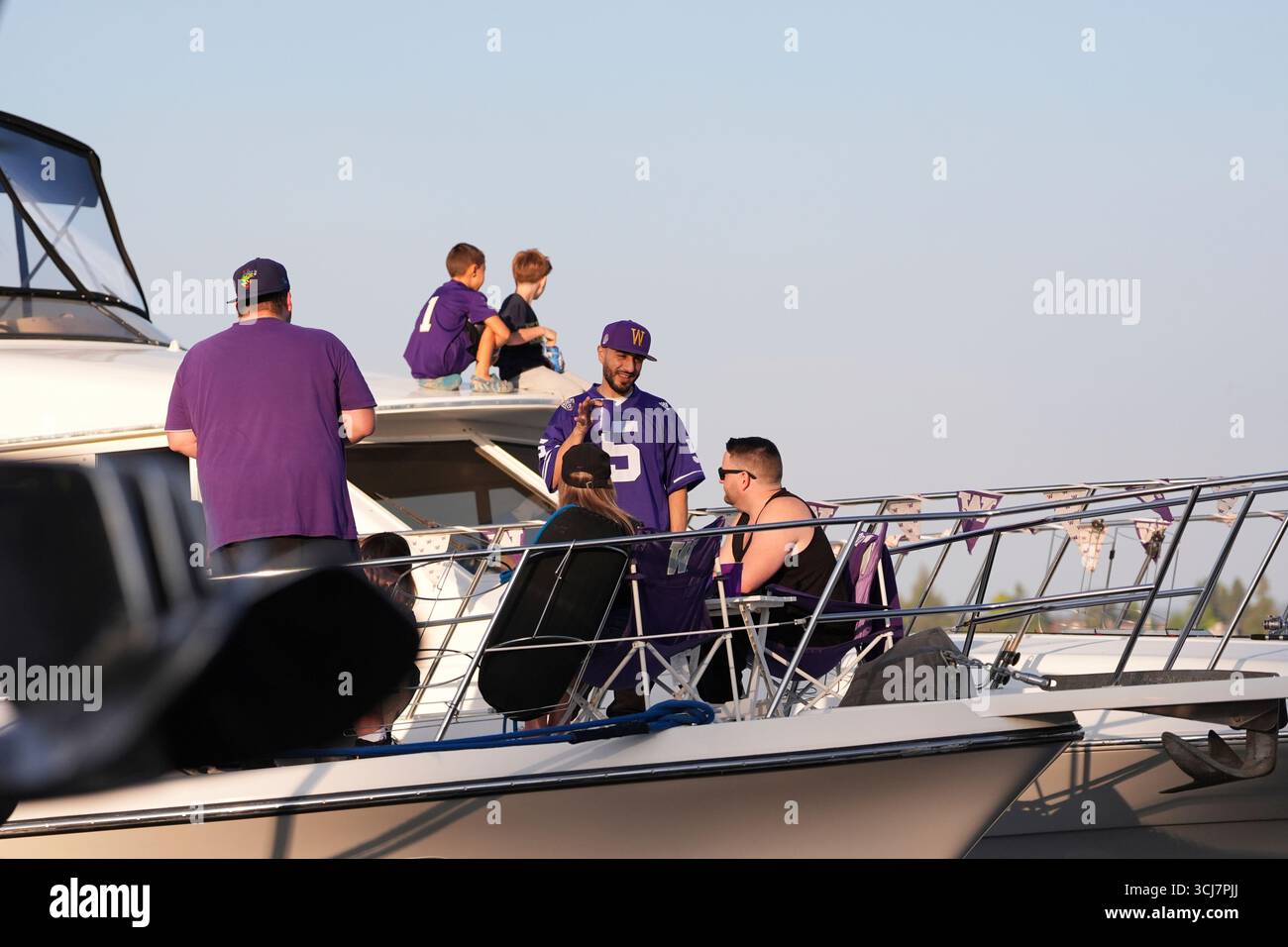 Washington fans tailgate on boats, known as "sailgating," on Lake ...