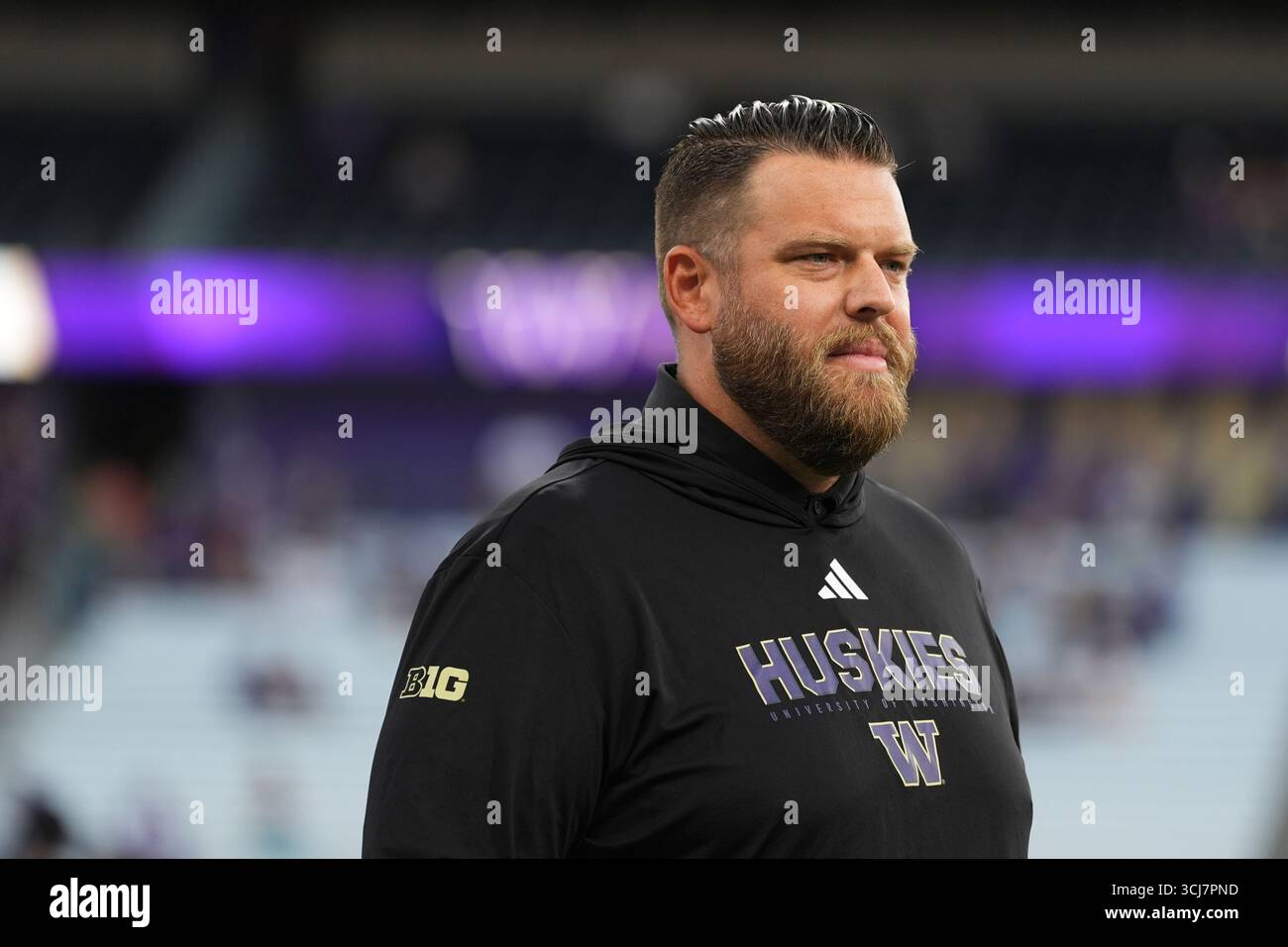 Washington offensive line coach Michael Switzer looks on before an NCAA ...