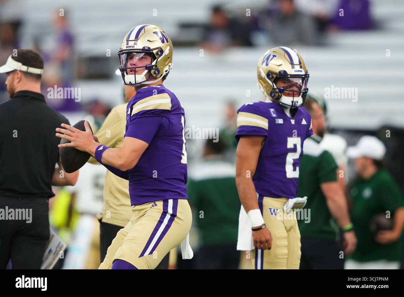 Washington quarterback Kai Horton and quarterback Demond Williams Jr ...