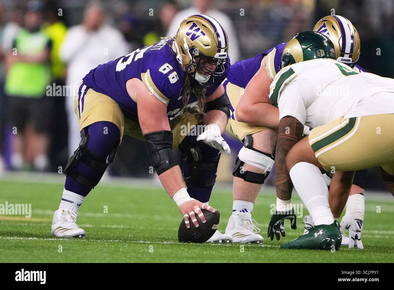 Washington center Landen Hatchett (66) prepares for a snap against ...
