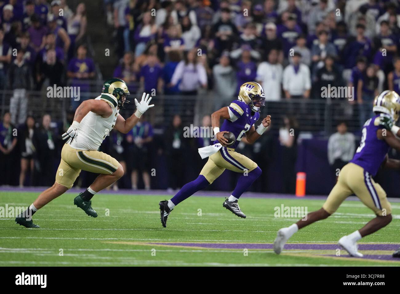 Washington quarterback Demond Williams Jr. runs the ball against ...
