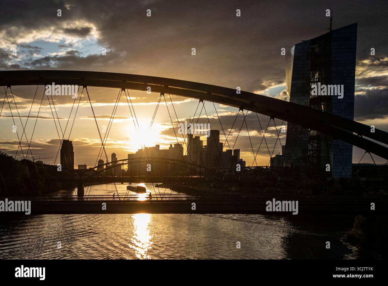 06 September 2025, Hesse, Frankfurt/Main: The bank skyline disappears ...