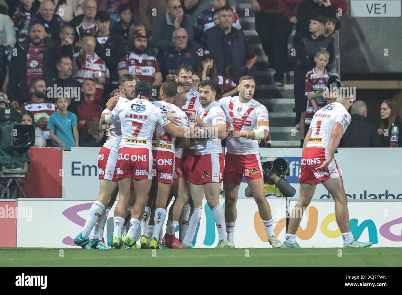 Deon Cross celebrates his try with team mates during the Betfred Super ...