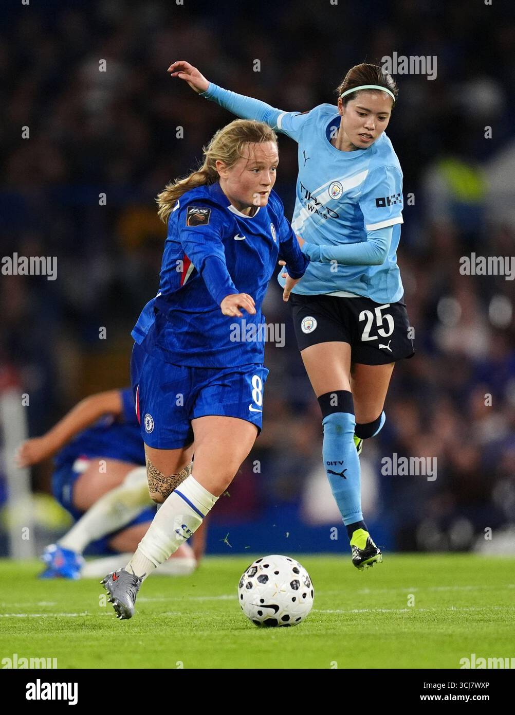 Chelsea's Erin Cuthbert (left) and Manchester City's Yui Hasegawa ...