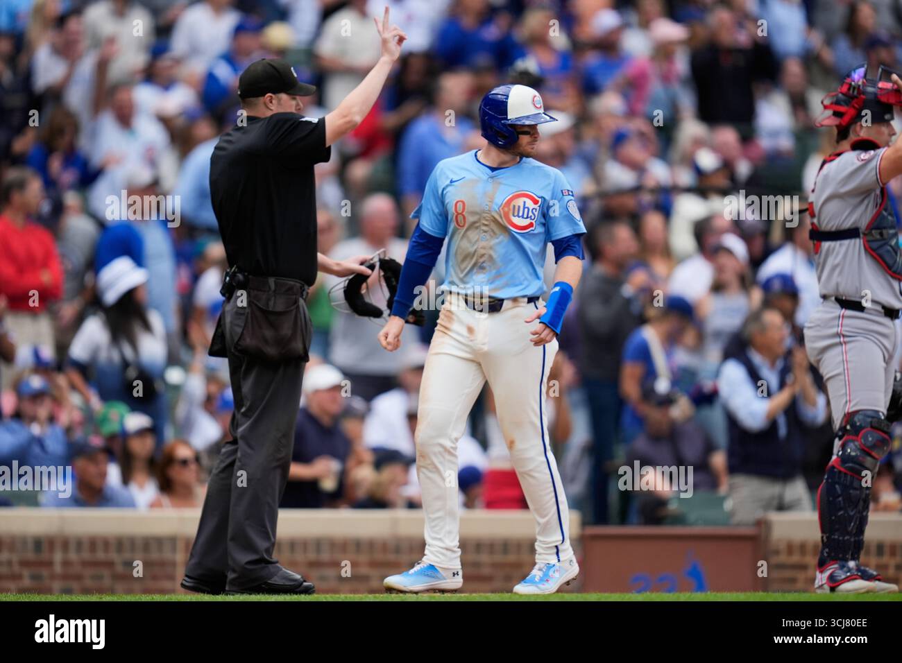 Chicago Cubs' Ian Happ (8) scores on a double from Willi Castro (1 ...